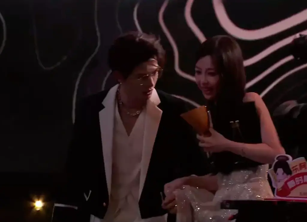 Popular Drama Couple Ding Yuxi Rushing to Escort Esther Yu at Tencent Awards Show Elicits ...