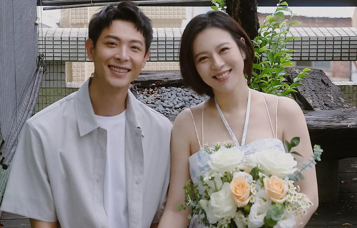 Esther Liu Marries Simon Lian, Reveals She's Expecting Her First Baby - DramaPanda